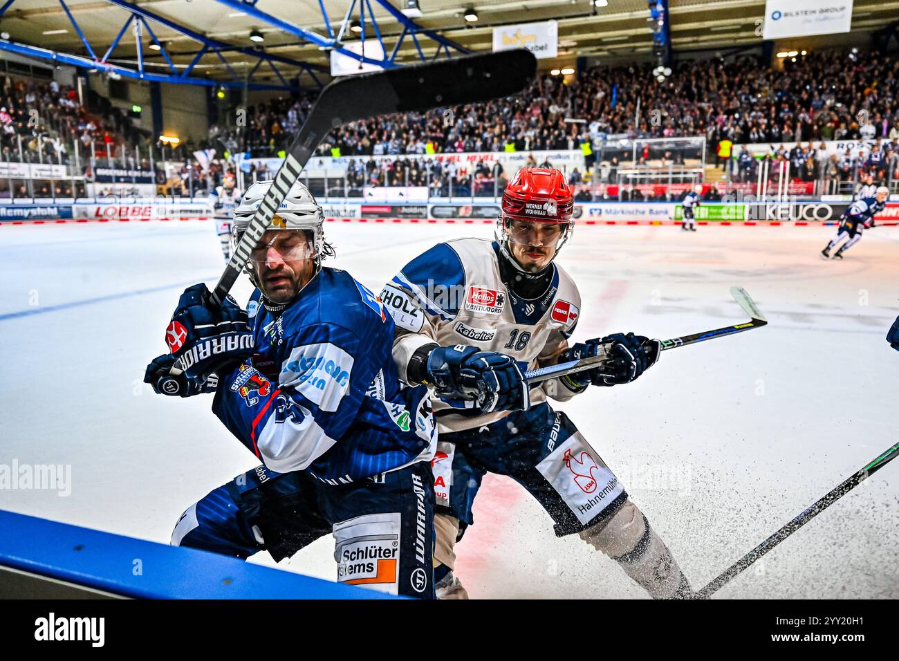 Hubert Labrie (Iserlohn Roosters, #16) checkt Daniel Neumann ...