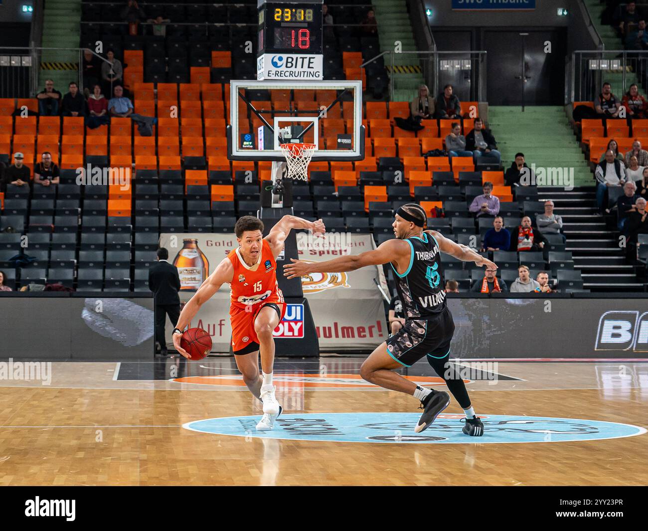 Isaiah Roby (Ratiopharm Ulm, #15) treibt den Ball schnell nach vorne ...