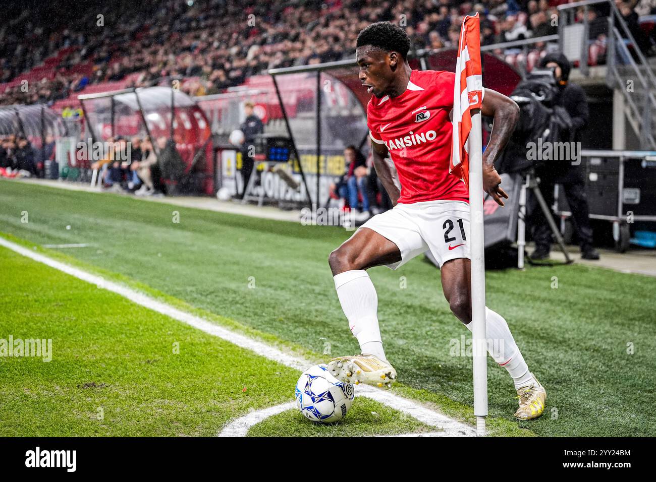 Alkmaar, Netherlands. 18th Dec, 2024. ALKMAAR, NETHERLANDS - DECEMBER 18: Ernest Poku of AZ runs ...