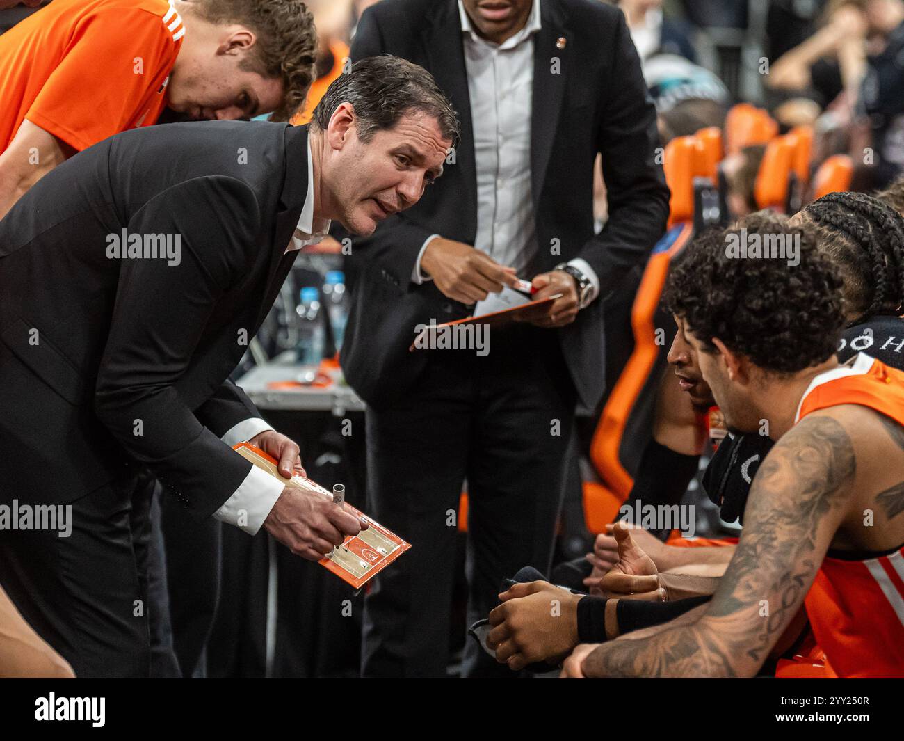 Ty Harrelson, Headcoach (Ratiopharm Ulm) waehrend einer Auszeit ...