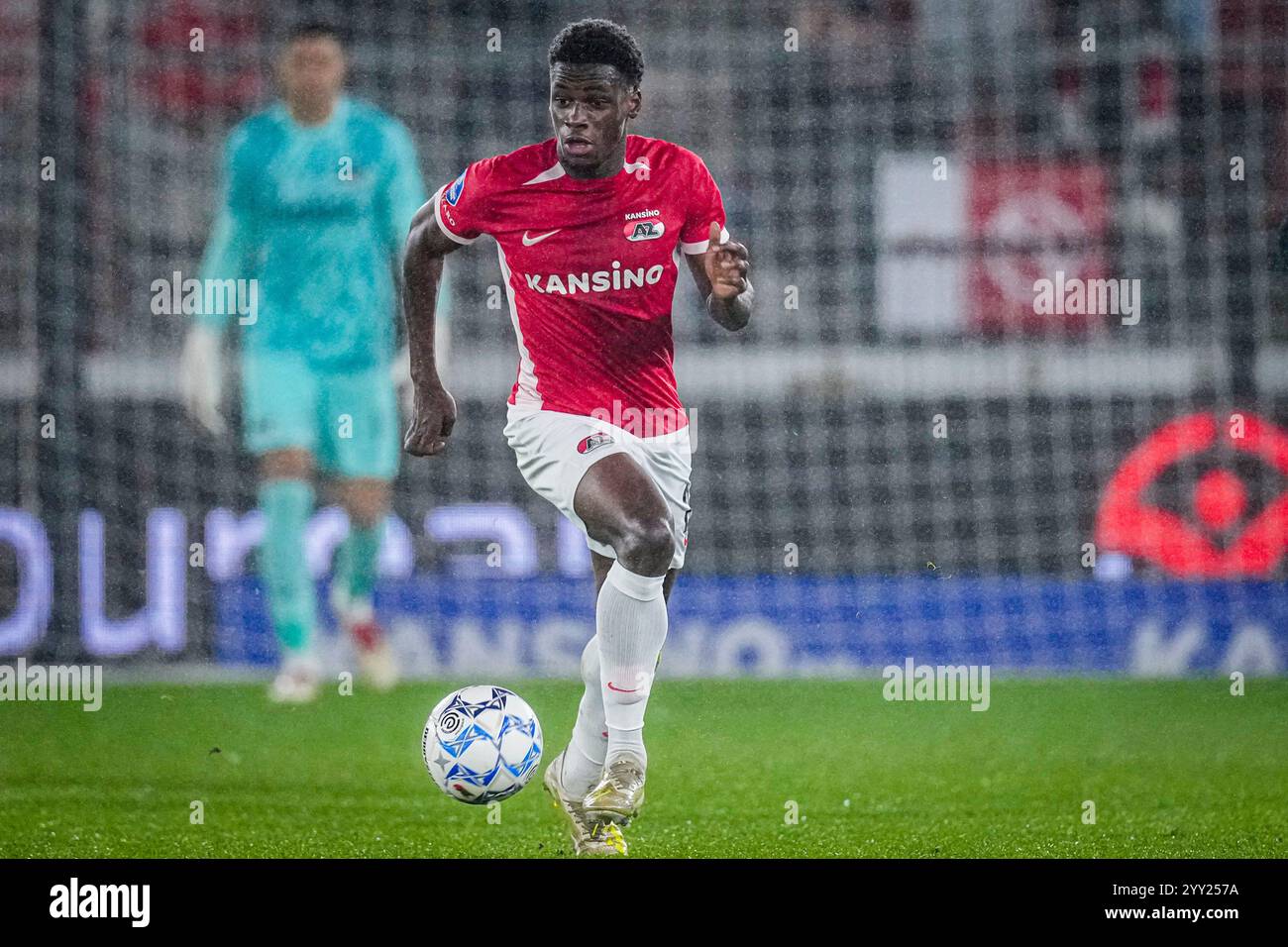 Alkmaar, Netherlands. 18th Dec, 2024. ALKMAAR, NETHERLANDS - DECEMBER 18: Ernest Poku of AZ runs ...