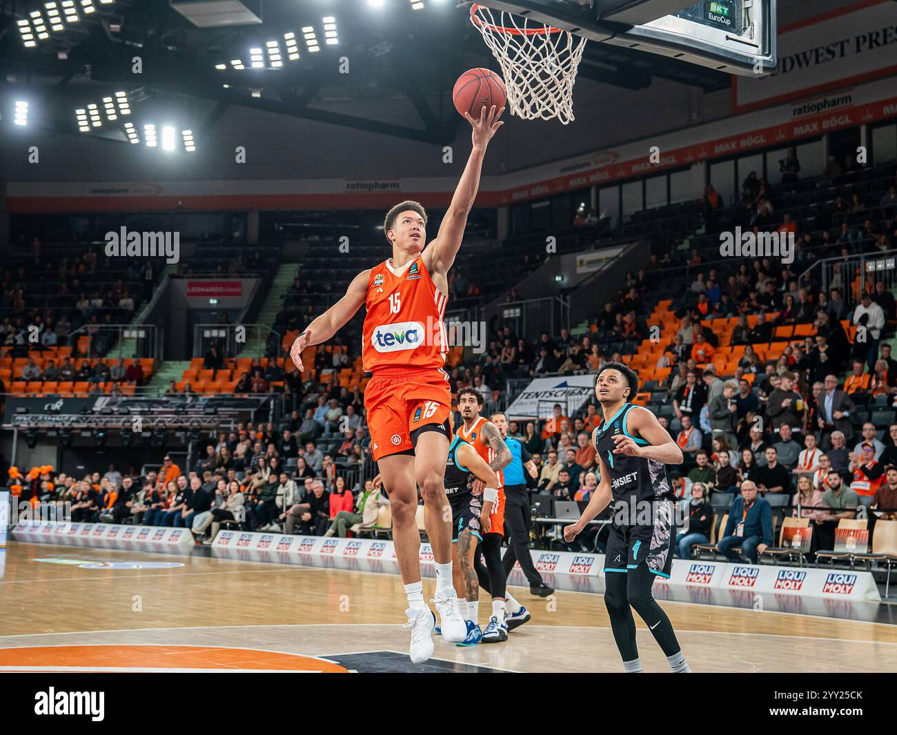 Isaiah Roby (Ratiopharm Ulm, #15) legt den Ball in den Korb, Ratiopharm ...