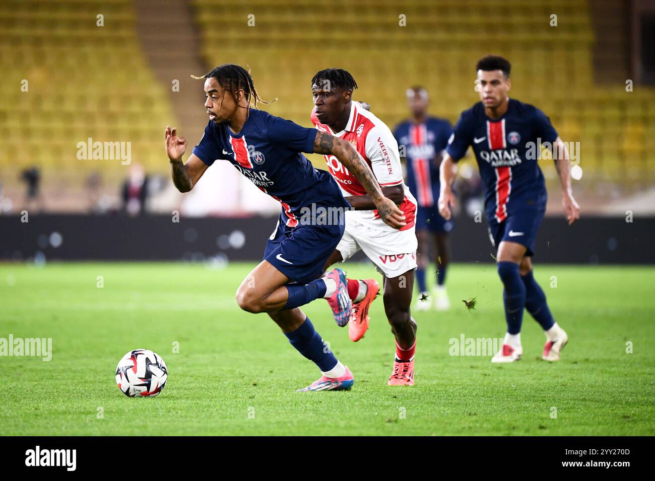 17 Wilfried SINGO (asm) - 29 Bradley BARCOLA (psg) during the Ligue 1 ...