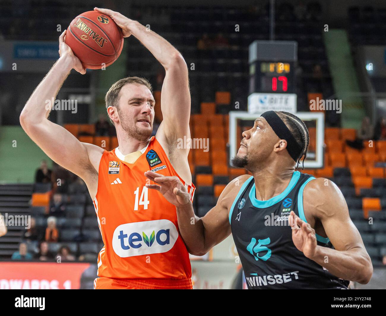 Neu Ulm, Deutschland. 18th Dec, 2024. Philipp Herkenhoff (Ratiopharm Ulm, #14) unterm Korb ...