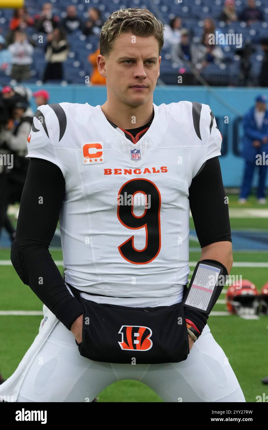 Cincinnati Bengals quarterback Joe Burrow (9) warms up before an NFL ...