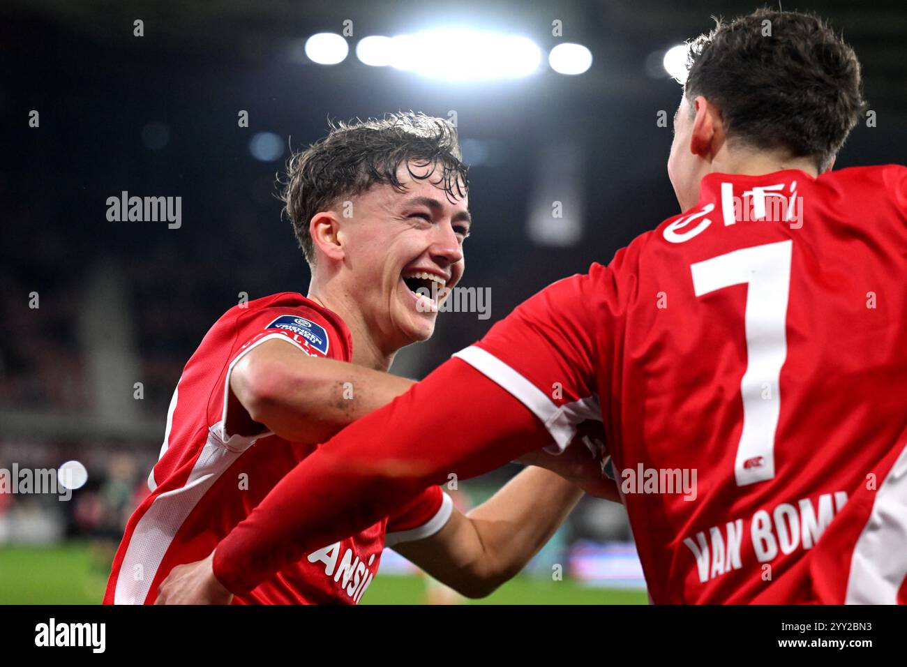 ALKMAAR - (l-r) Sven Mijnans of AZ Alkmaar, Ruben van Bommel of AZ Alkmaar celebrate the 2-1 ...