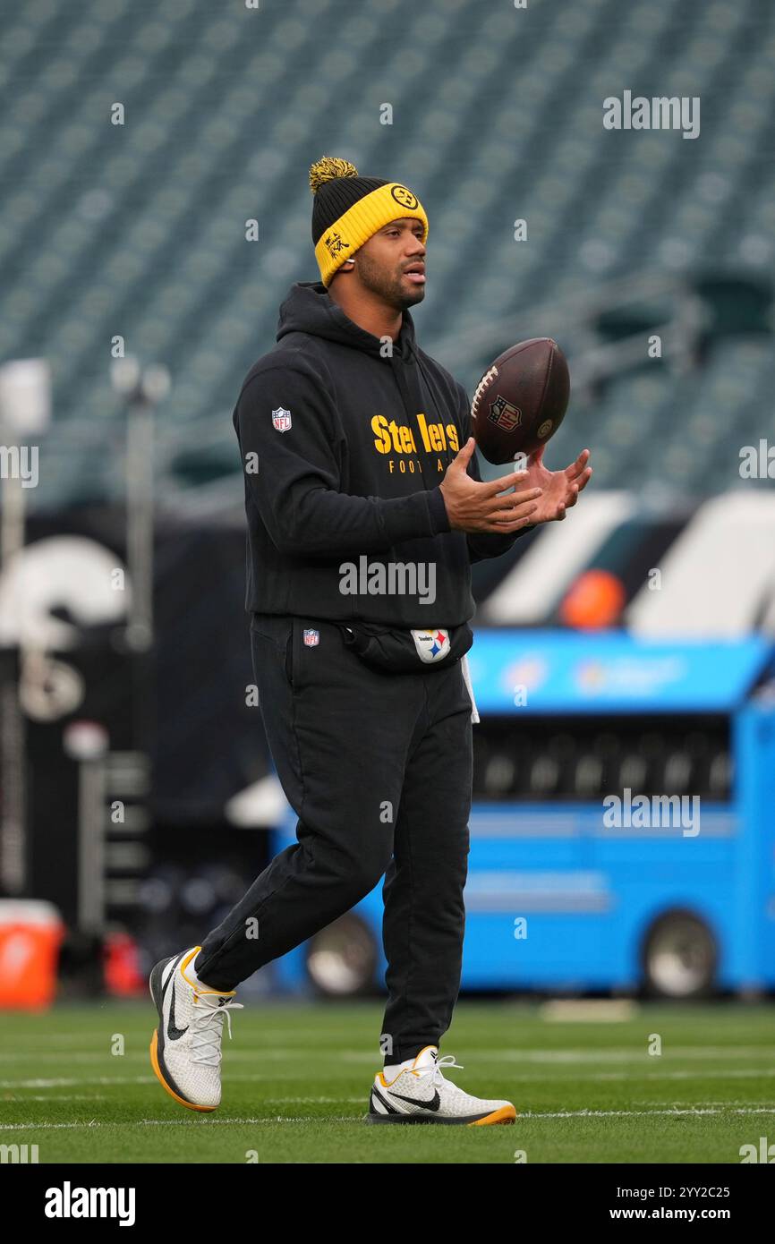 Pittsburgh Steelers' Russell Wilson warms up before an NFL football ...