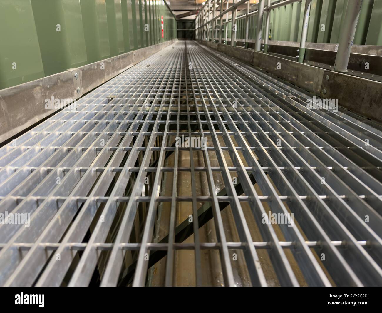 Steel grates hi-res stock photography and images - Alamy