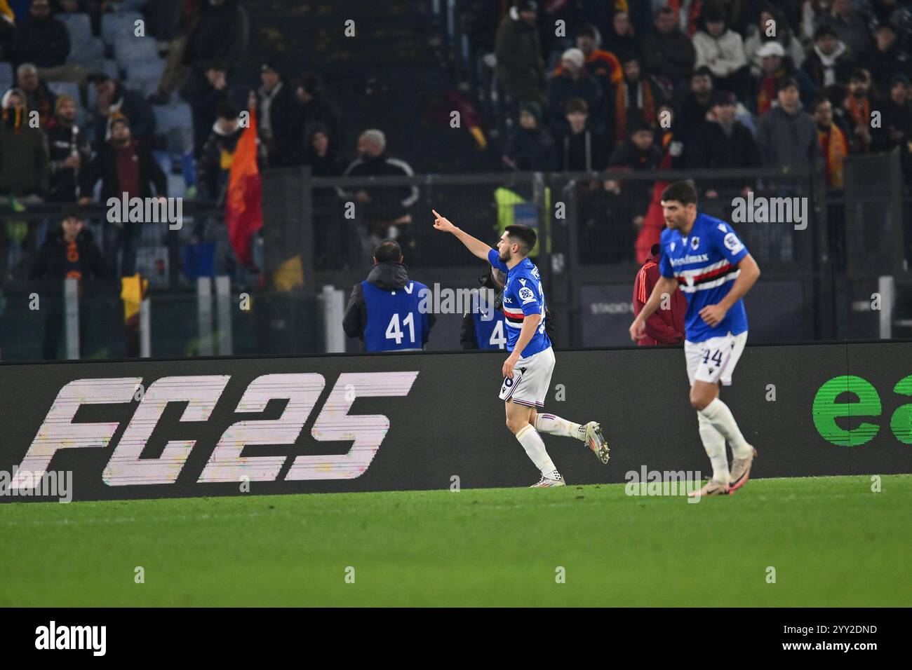Gerard Yepes of U.C. Sampdoria celebrates after scoring the goal to ...