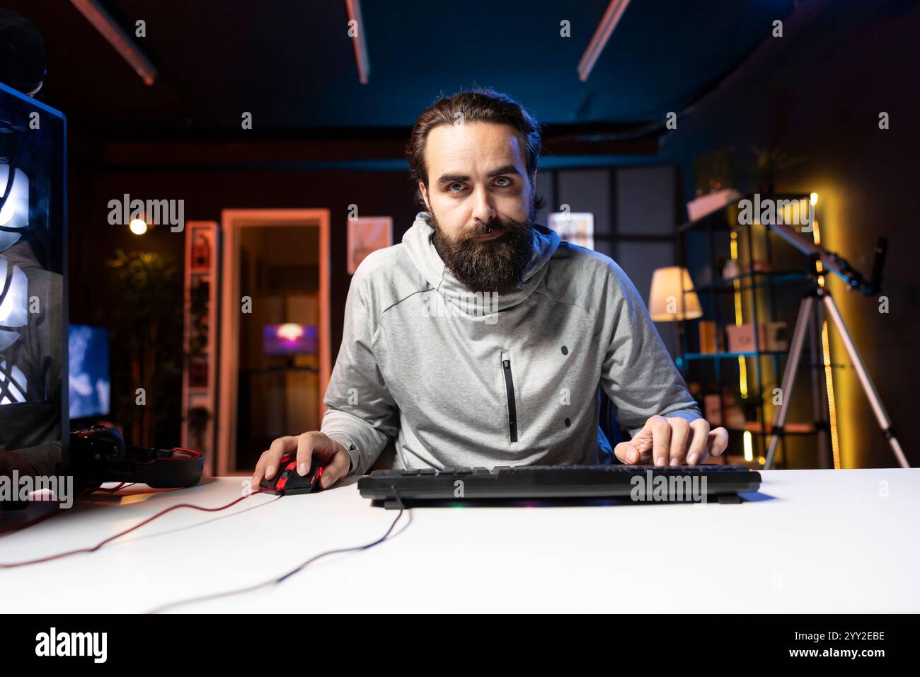 Man moving mouse desk in hi-res stock photography and images - Alamy