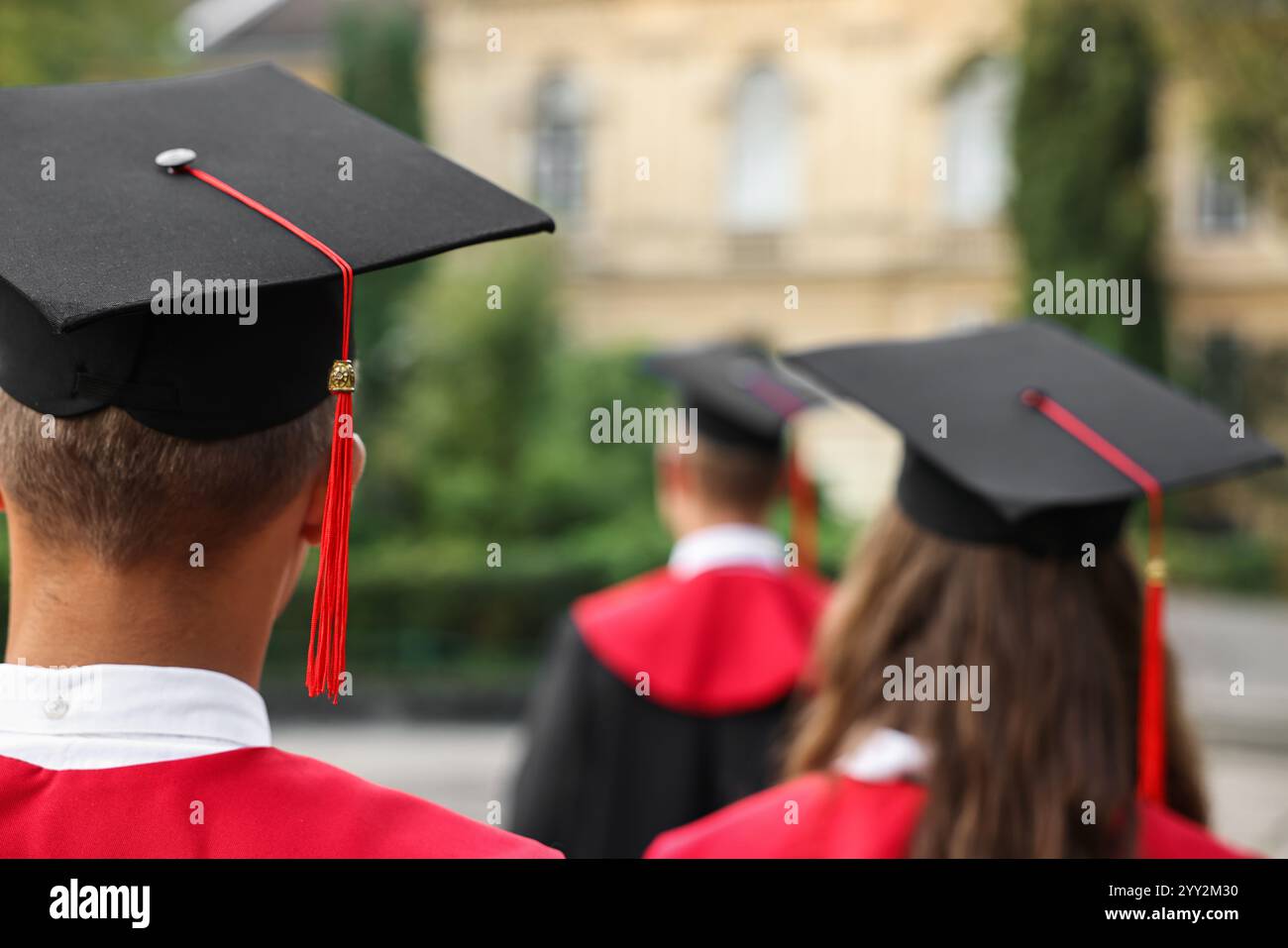 Graduating students back hi-res stock photography and images - Alamy
