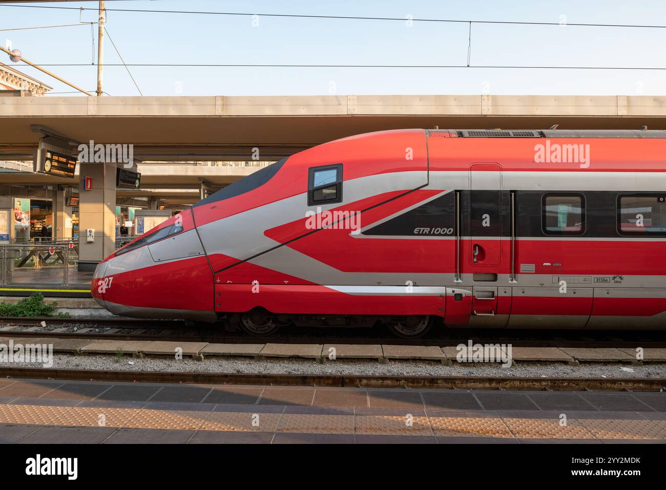 In the frenzy of the station, the Freccia Rossa train prepares to ...