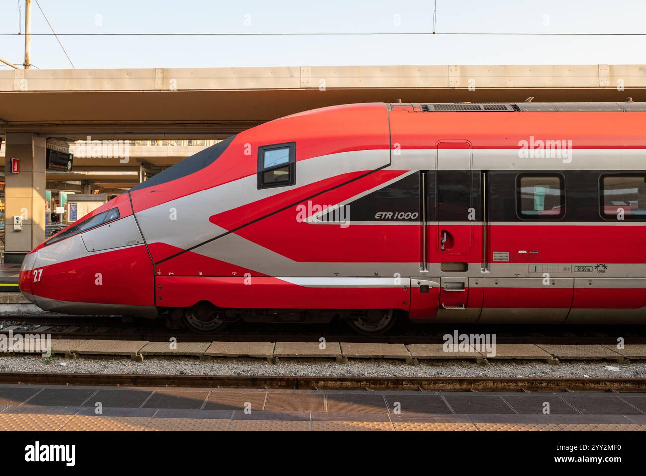 In the frenzy of the station, the Freccia Rossa train prepares to ...