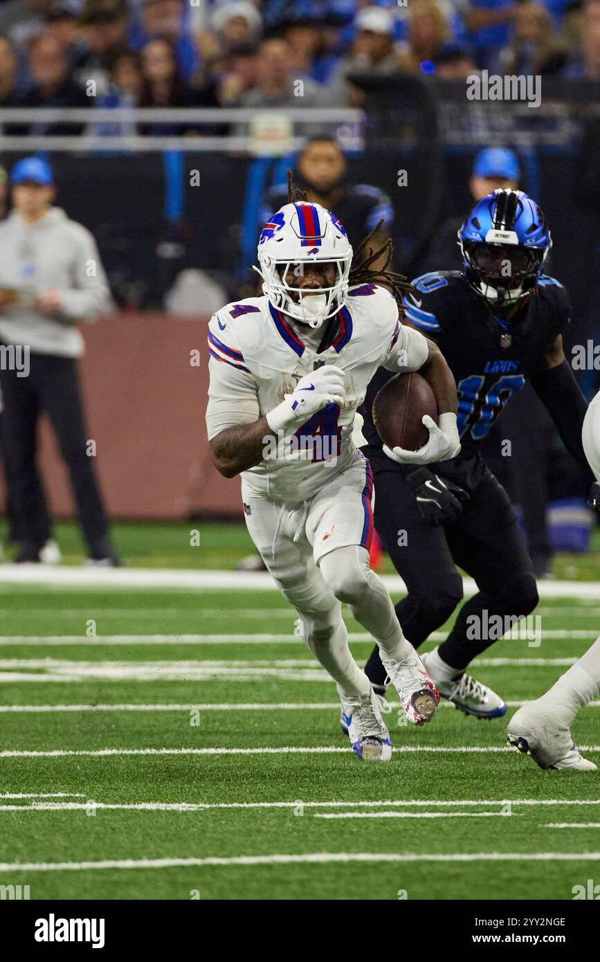 Buffalo Bills running back James Cook (4) rushes against the Detroit ...