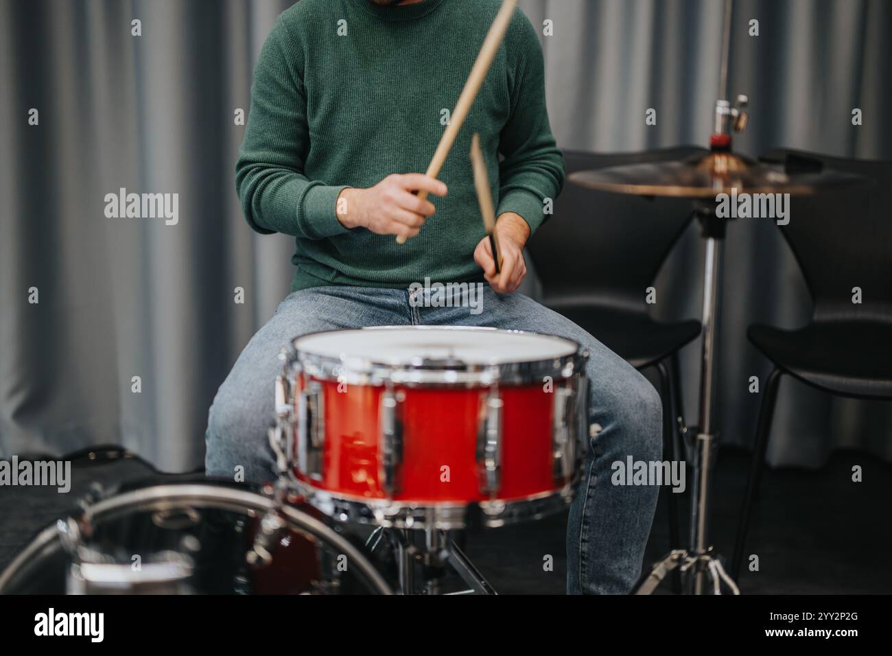 Drummer setting up drums hi-res stock photography and images - Alamy