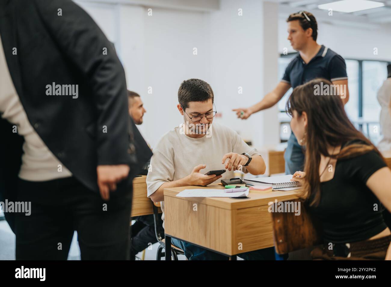 School classroom pupils phone hi-res stock photography and images - Alamy