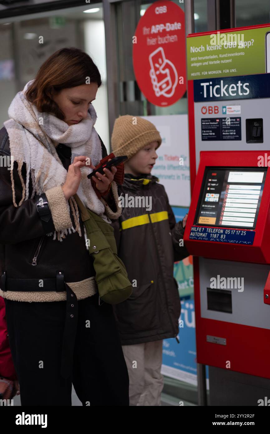 Vending machine japanese train station hi-res stock photography and ...