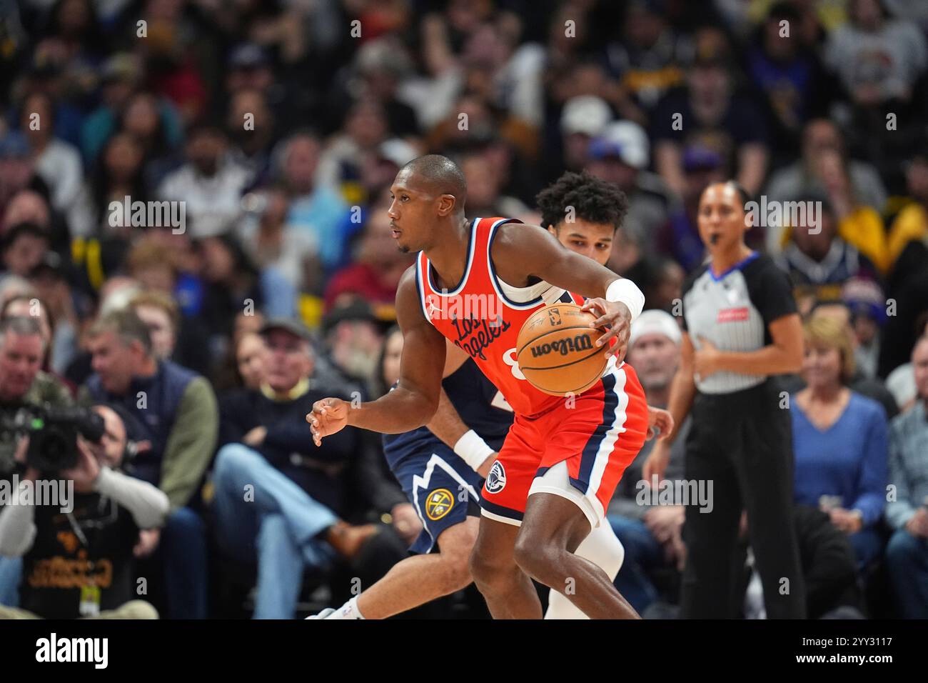 Los Angeles Clippers guard Kris Dunn (8) looks too pass the ball as ...