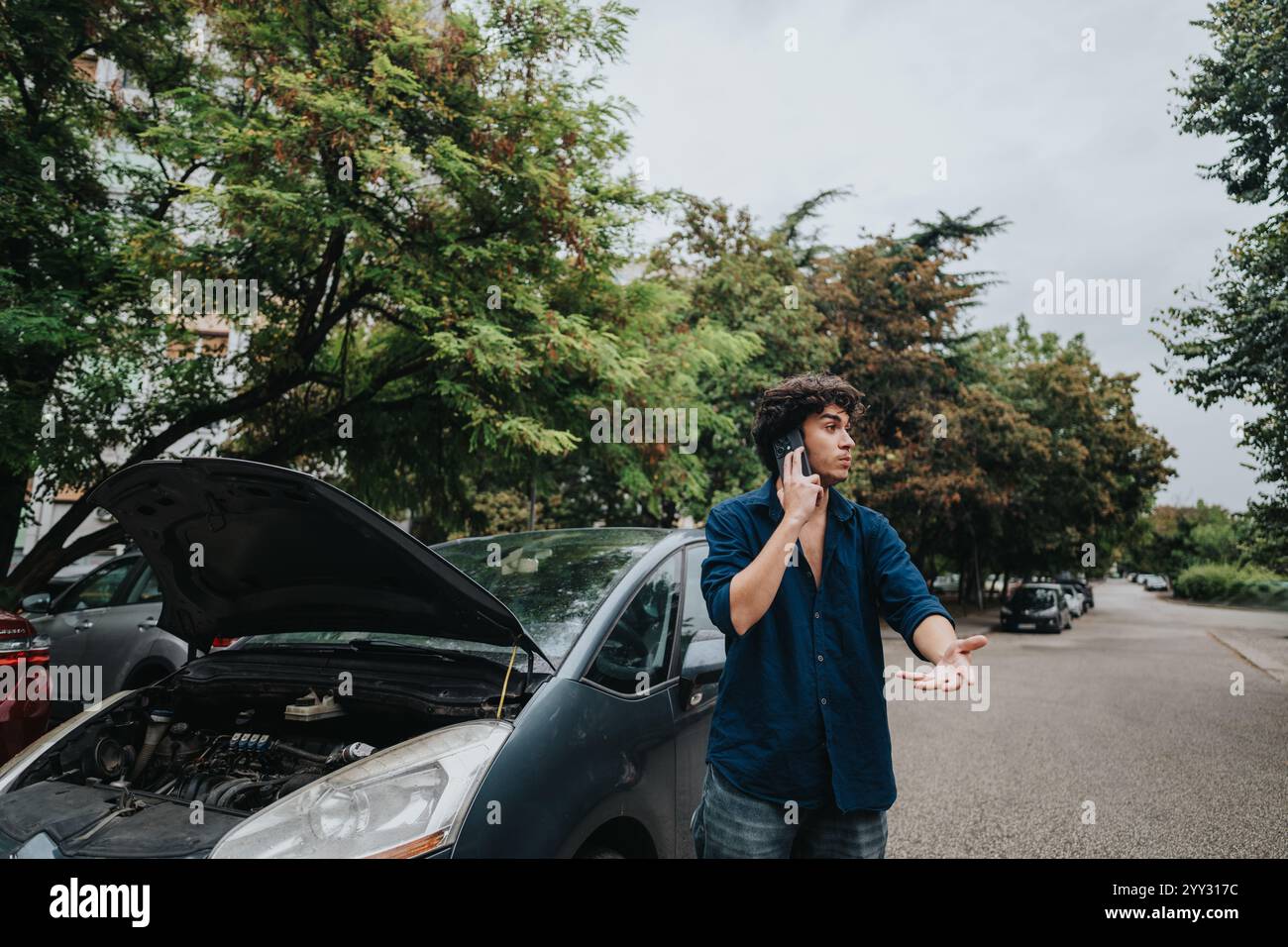Stranded roadside waiting help hi-res stock photography and images - Alamy