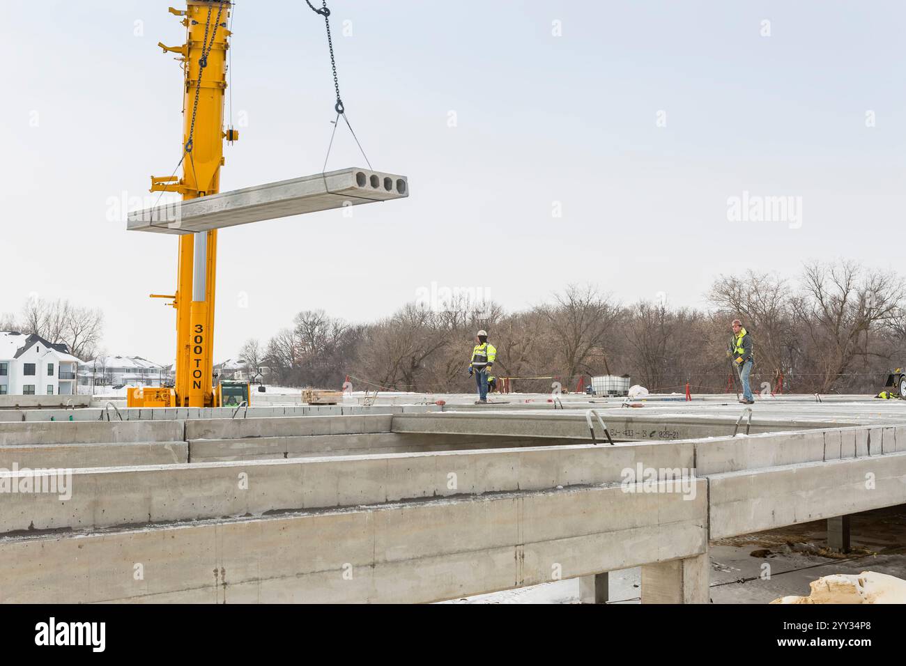 Delivery and installation of concrete hollowcore sections to create ...