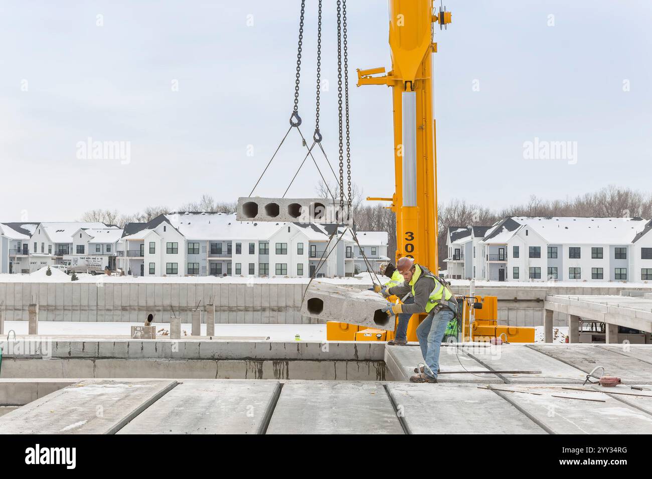 Delivery and installation of concrete hollowcore sections to create ...
