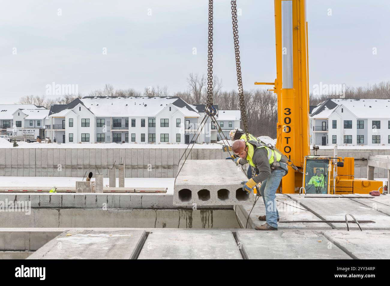 Delivery and installation of concrete hollowcore sections to create ...