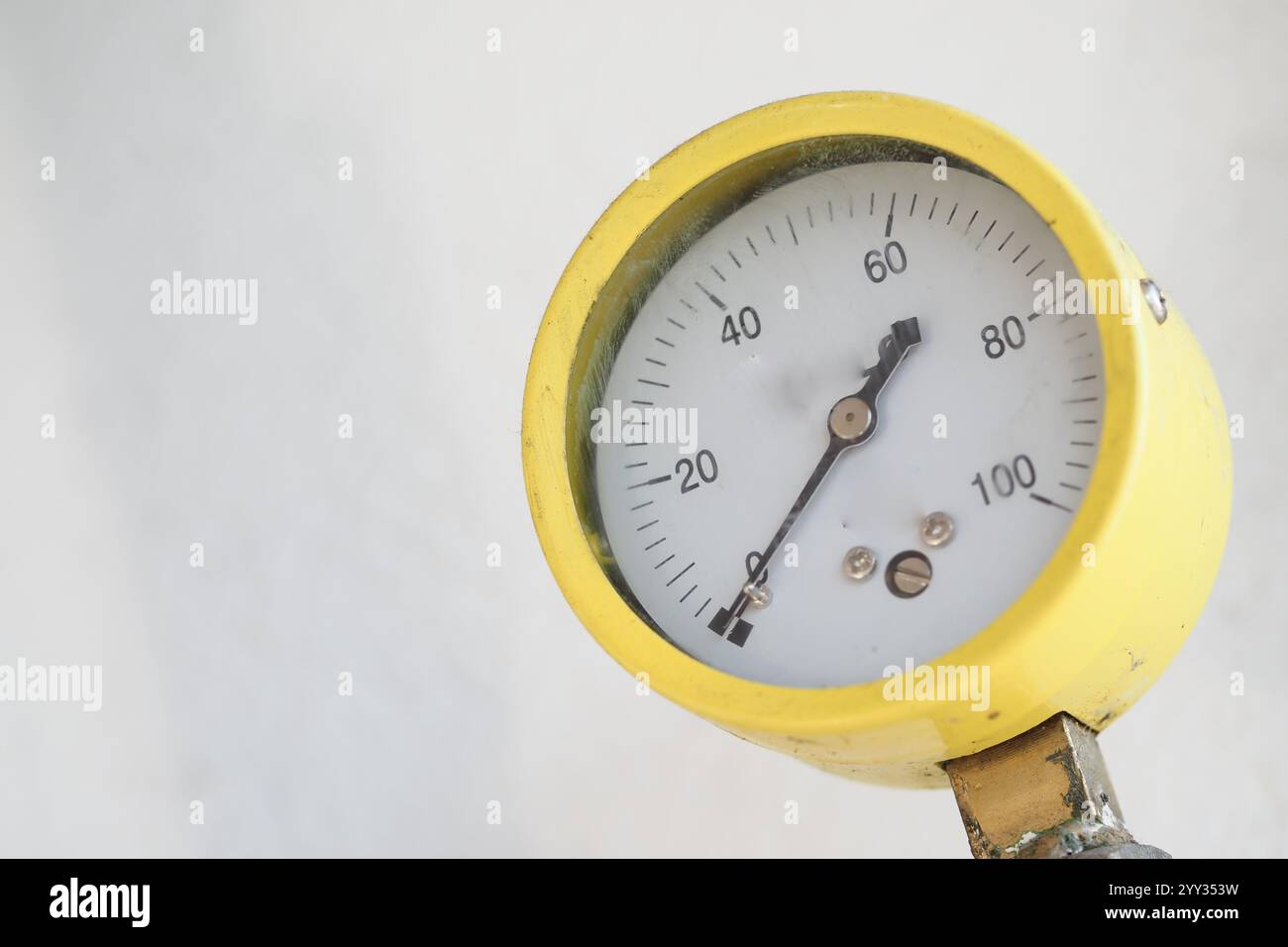 The Yellow Pressure Gauge has a measuring range that goes from 0 to 100 ...