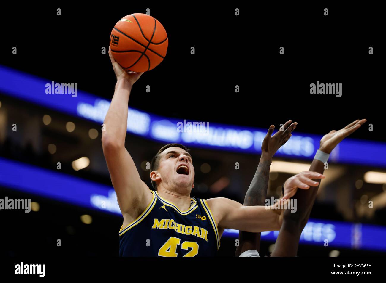 Michigan forward Will Tschetter shoots against Oklahoma during the ...