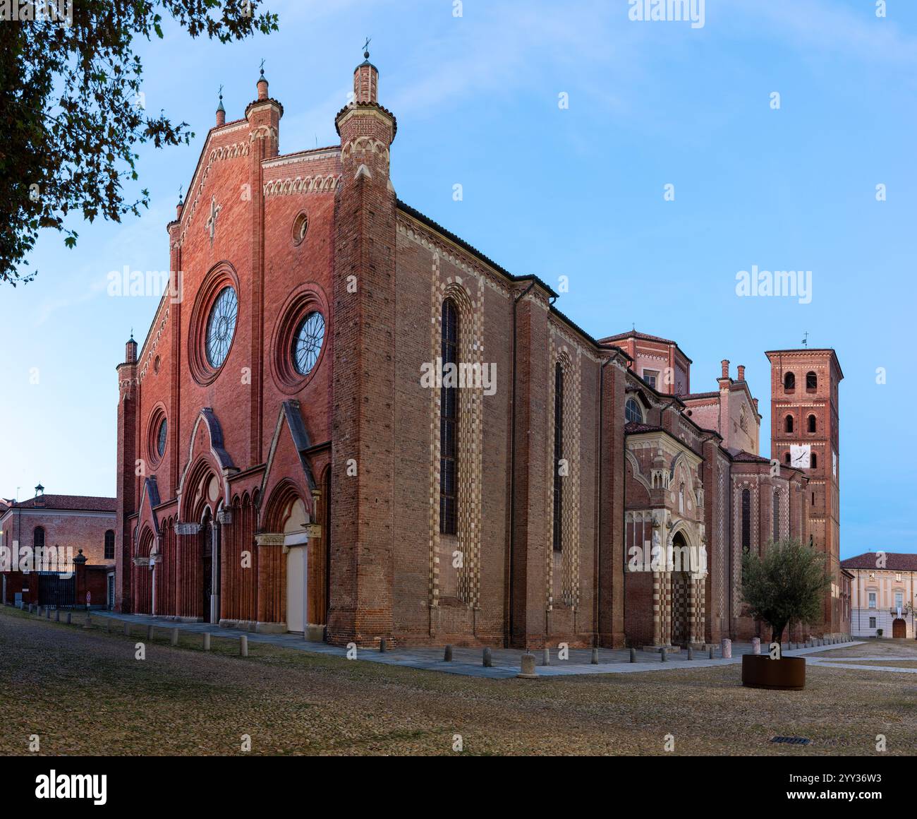 Cattedrale di santa maria assunta asti hi-res stock photography and ...