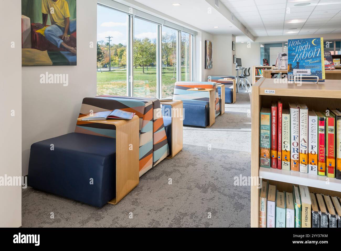 Seating and reading area next to windows in middle school library Stock ...