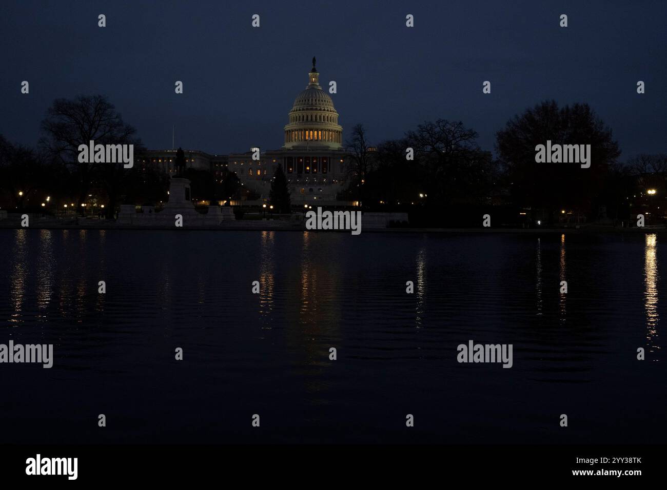 Night view of the Capitol Reflecting Pool in front of the US Capitol ...