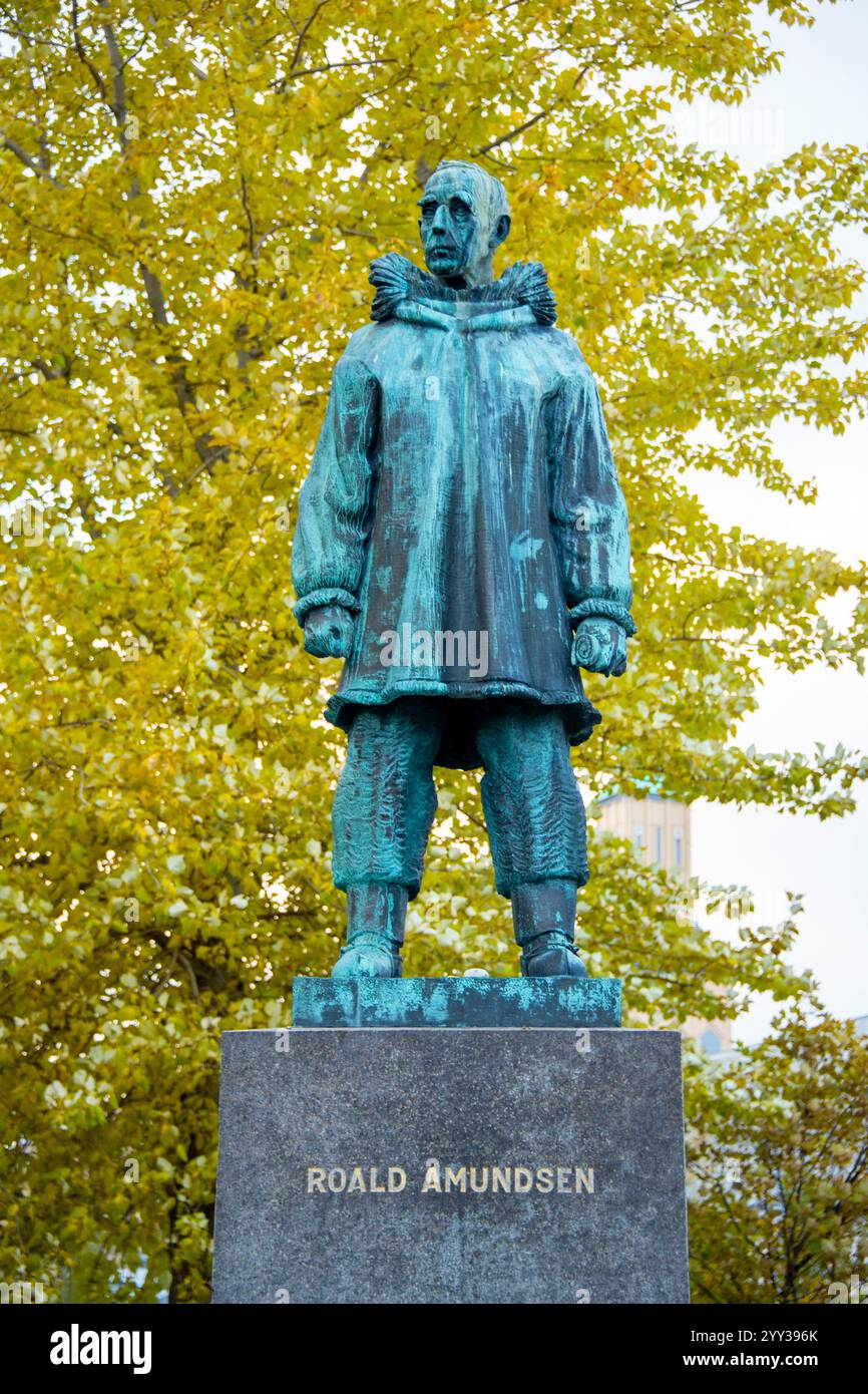 Statue of polar explorer Roald Amundsen Stock Photo - Alamy