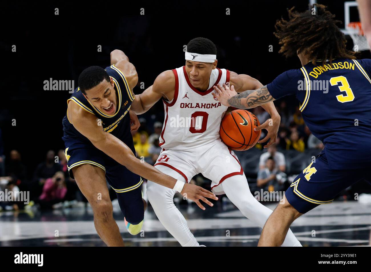 Oklahoma guard Jeremiah Fears (0) battles Michigan guards Nimari ...