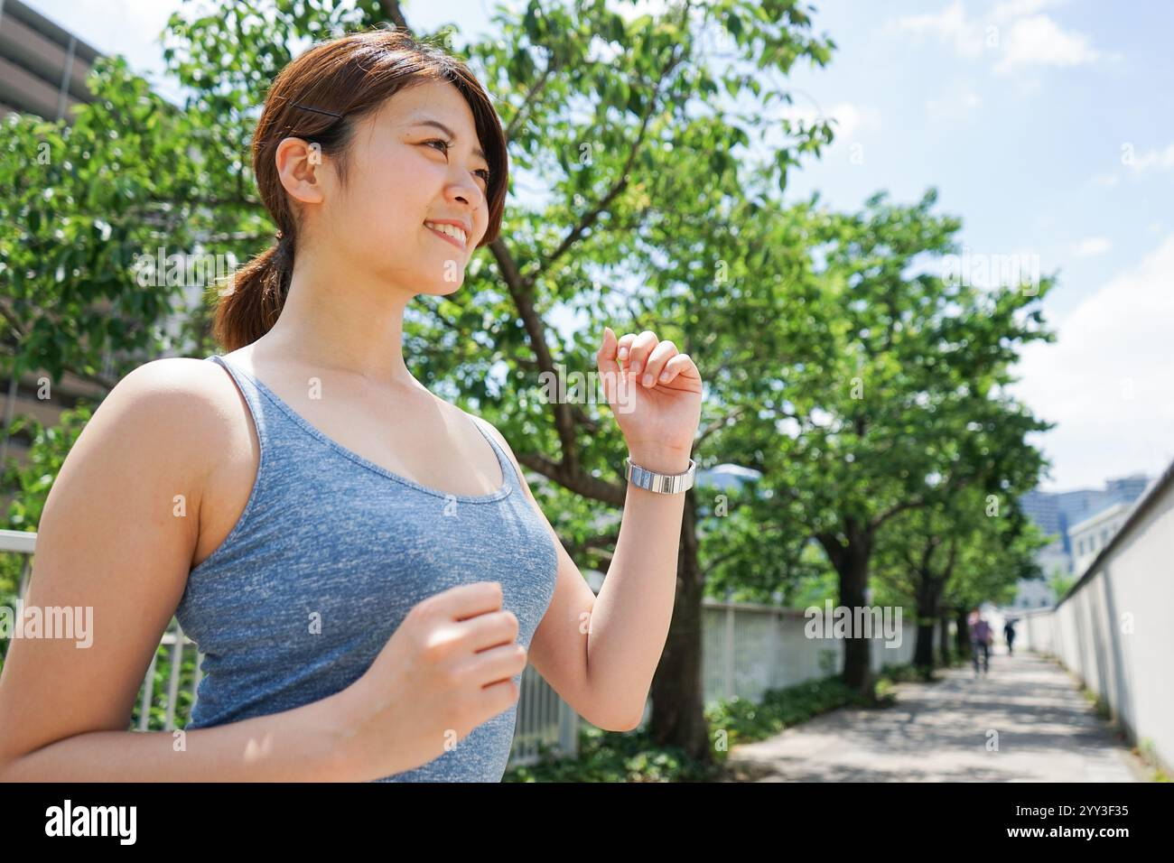 Young japanese woman downtown tokyo hi-res stock photography and images ...