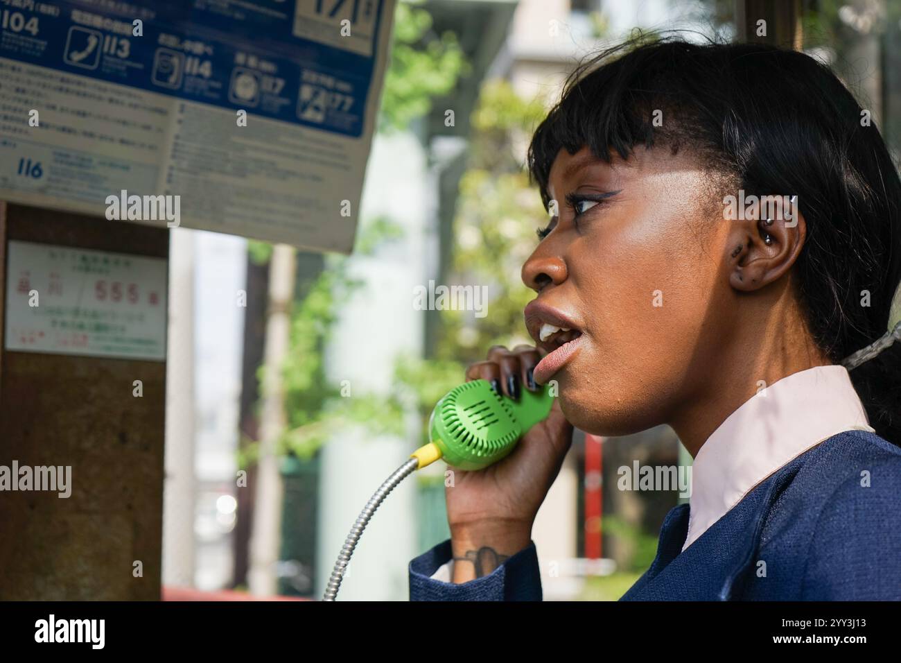 African woman making telephone call hi-res stock photography and images ...