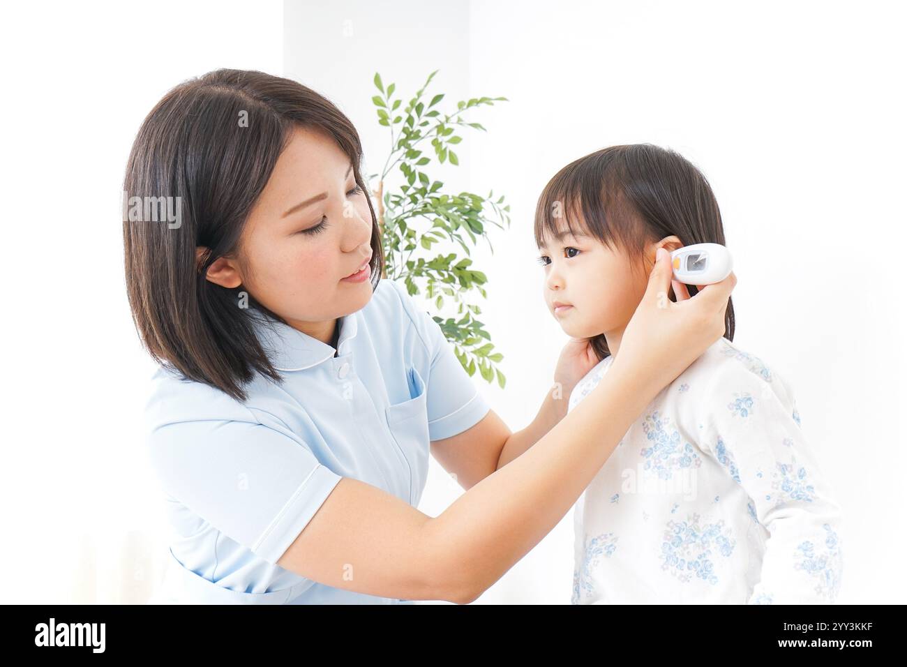 Hospital Child Examining a child Stock Photo - Alamy