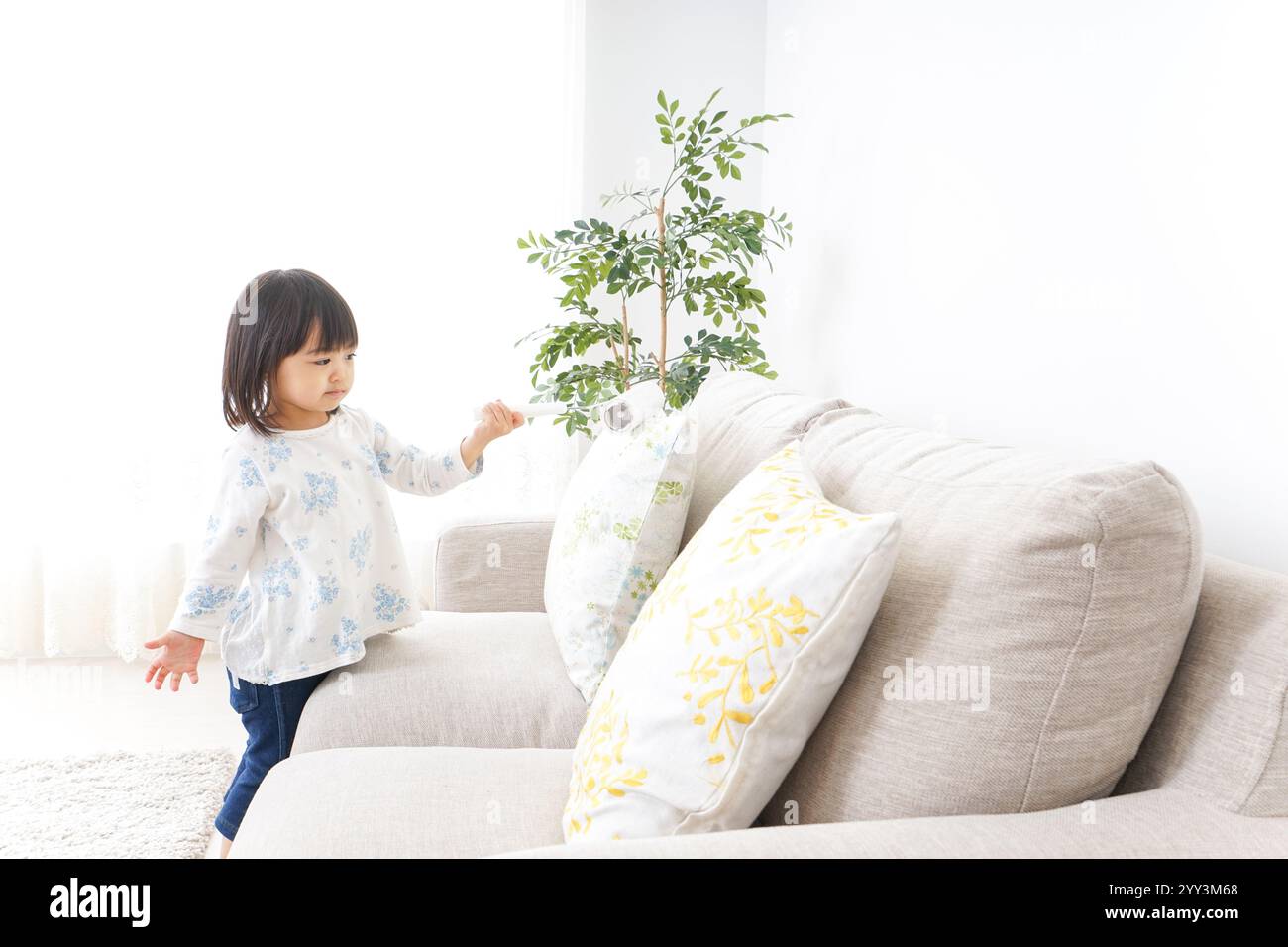 Japan children cleaning hi-res stock photography and images - Alamy