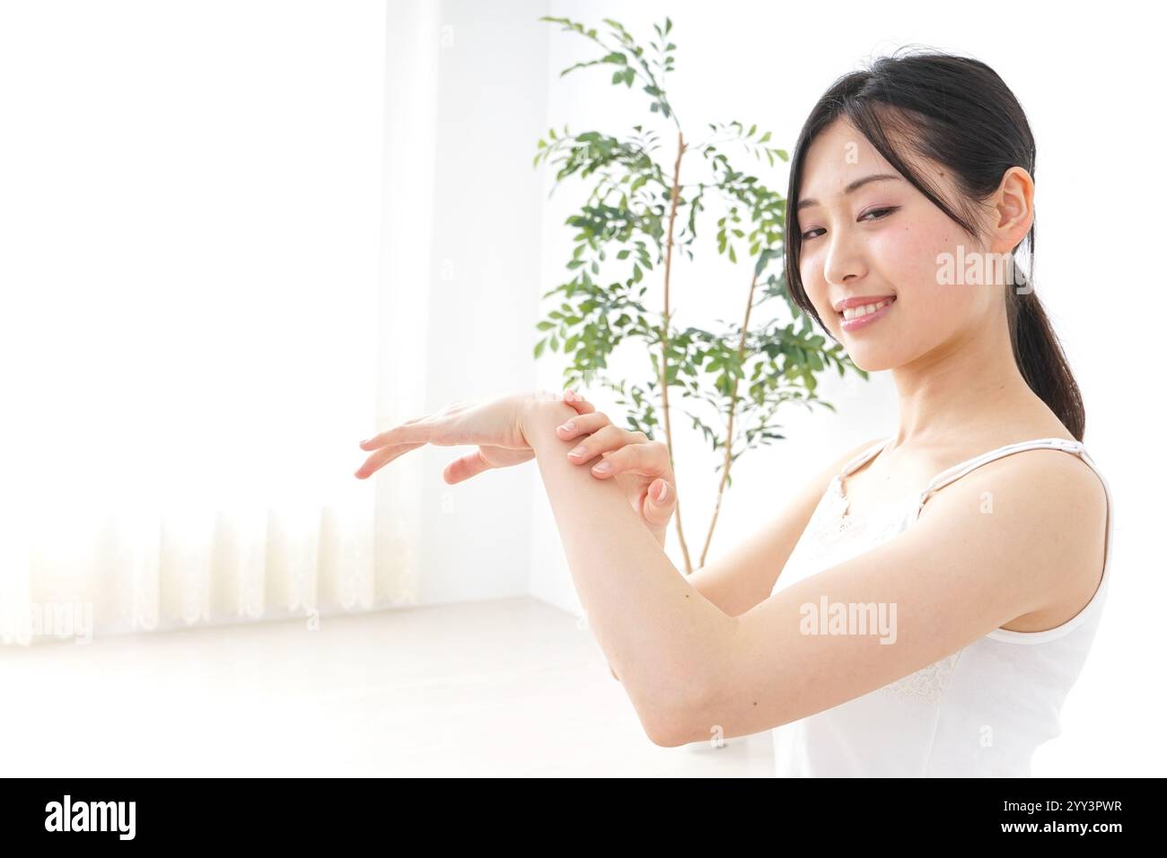 Applying sun lotion to back Cut Out Stock Images & Pictures - Alamy