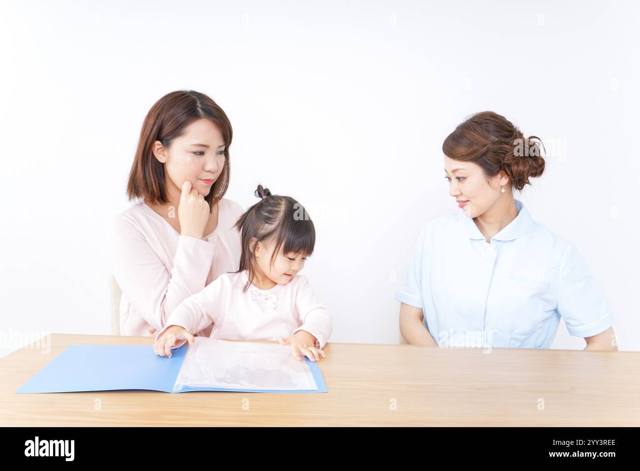 Parents and children undergoing medical check-ups Stock Photo - Alamy