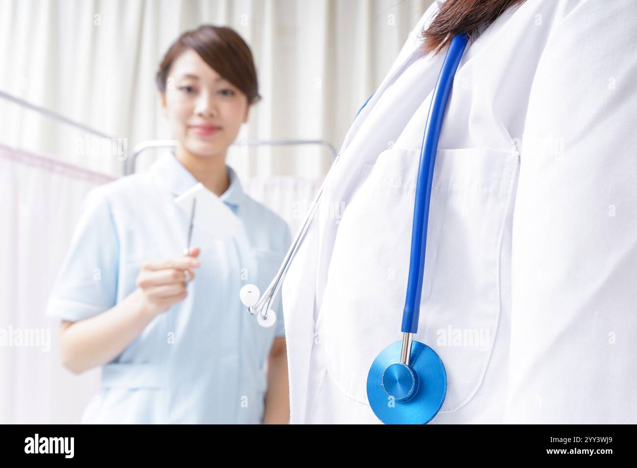 Nurse assisting doctor Stock Photo - Alamy
