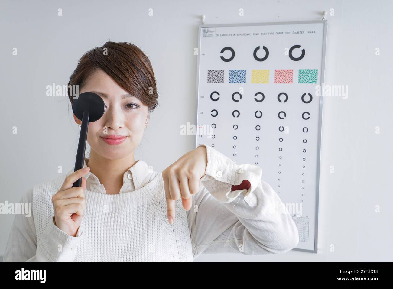 Woman conducting a vision test Stock Photo - Alamy