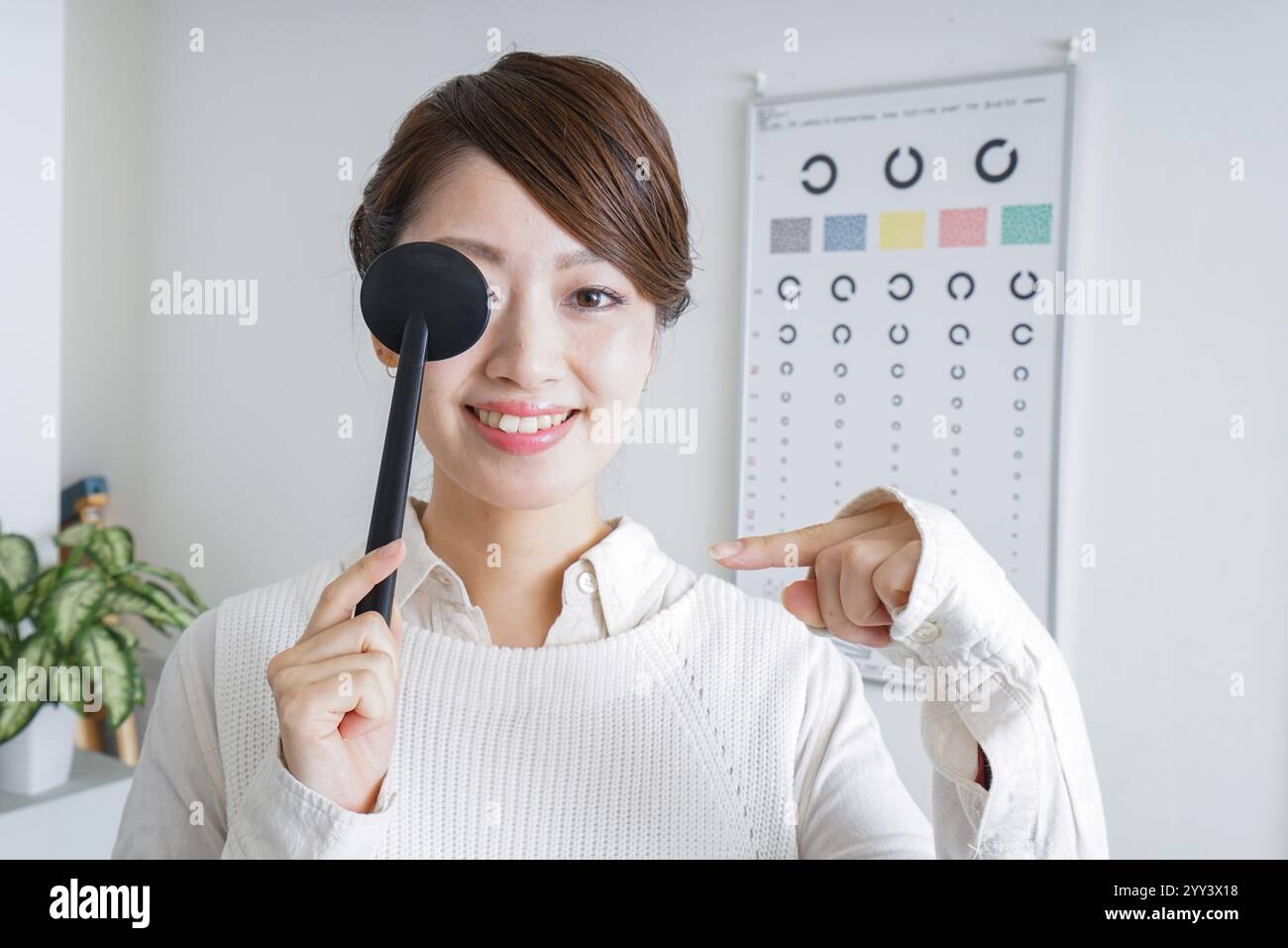 Woman conducting a vision test Stock Photo - Alamy