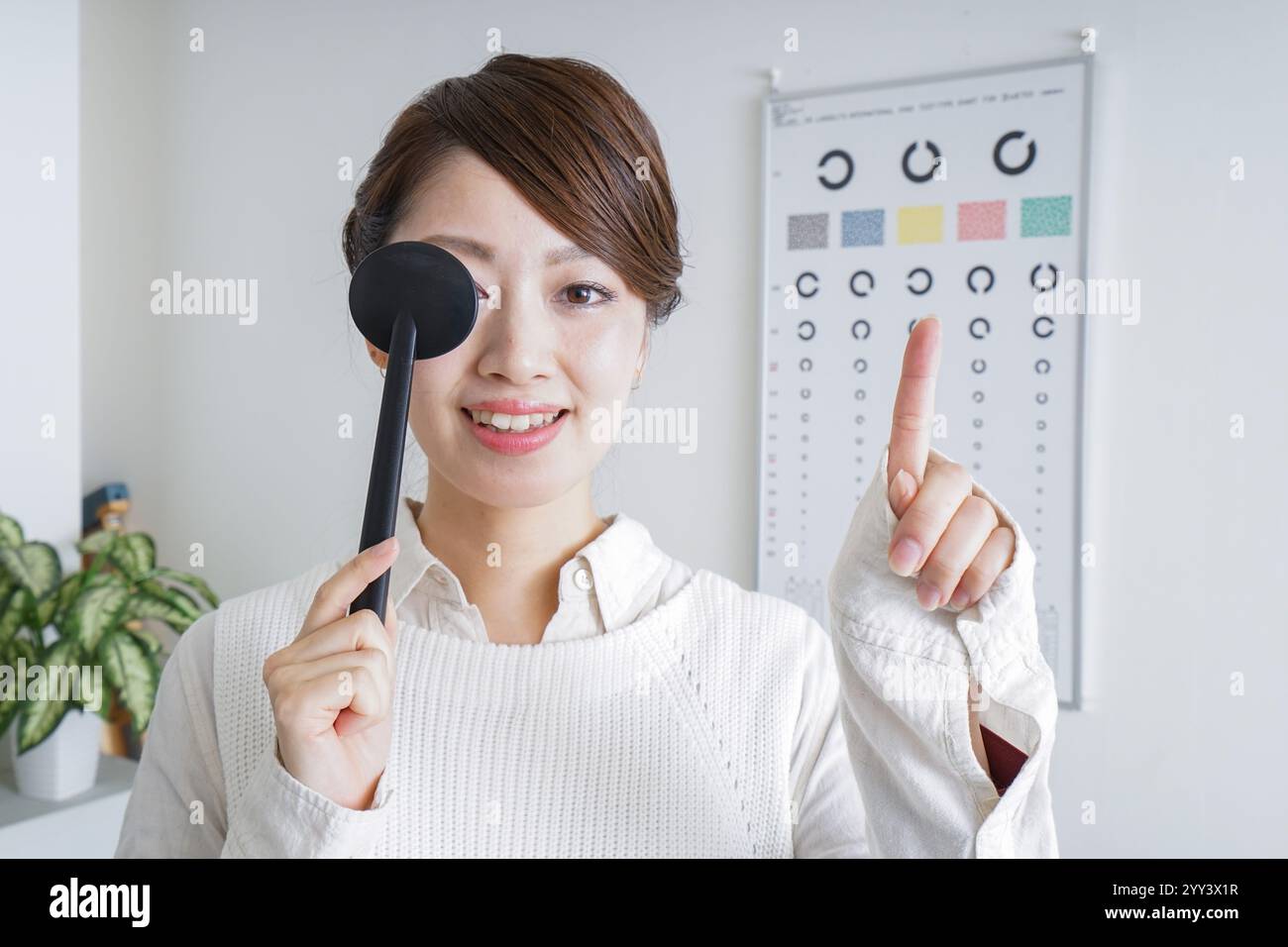 Woman conducting a vision test Stock Photo - Alamy