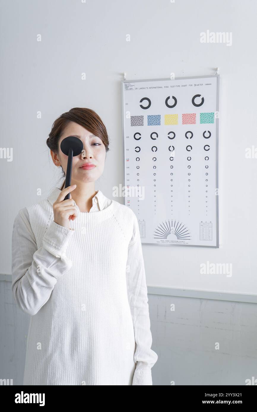 Woman conducting a vision test Stock Photo - Alamy