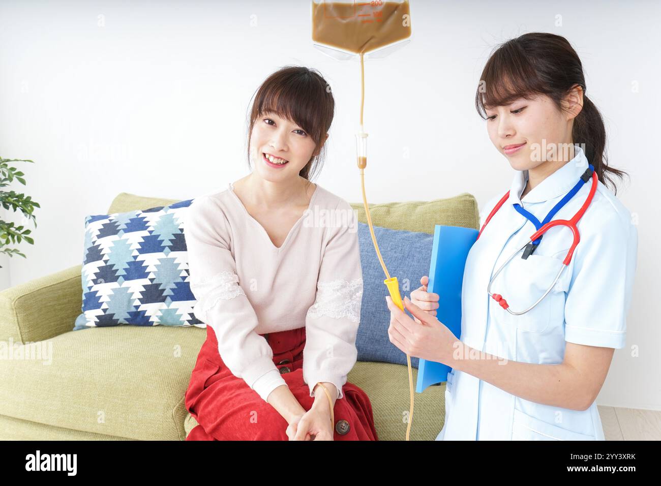 Patients receiving treatment at home and visiting nurses Stock Photo ...
