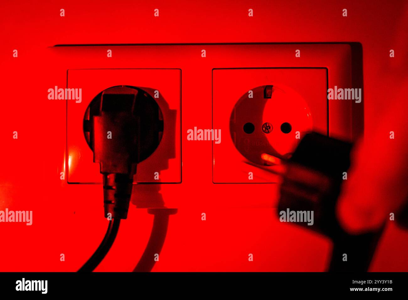 Bremen, Germany. 19th Dec, 2024. ILLUSTRATION - Red light shines on a ...