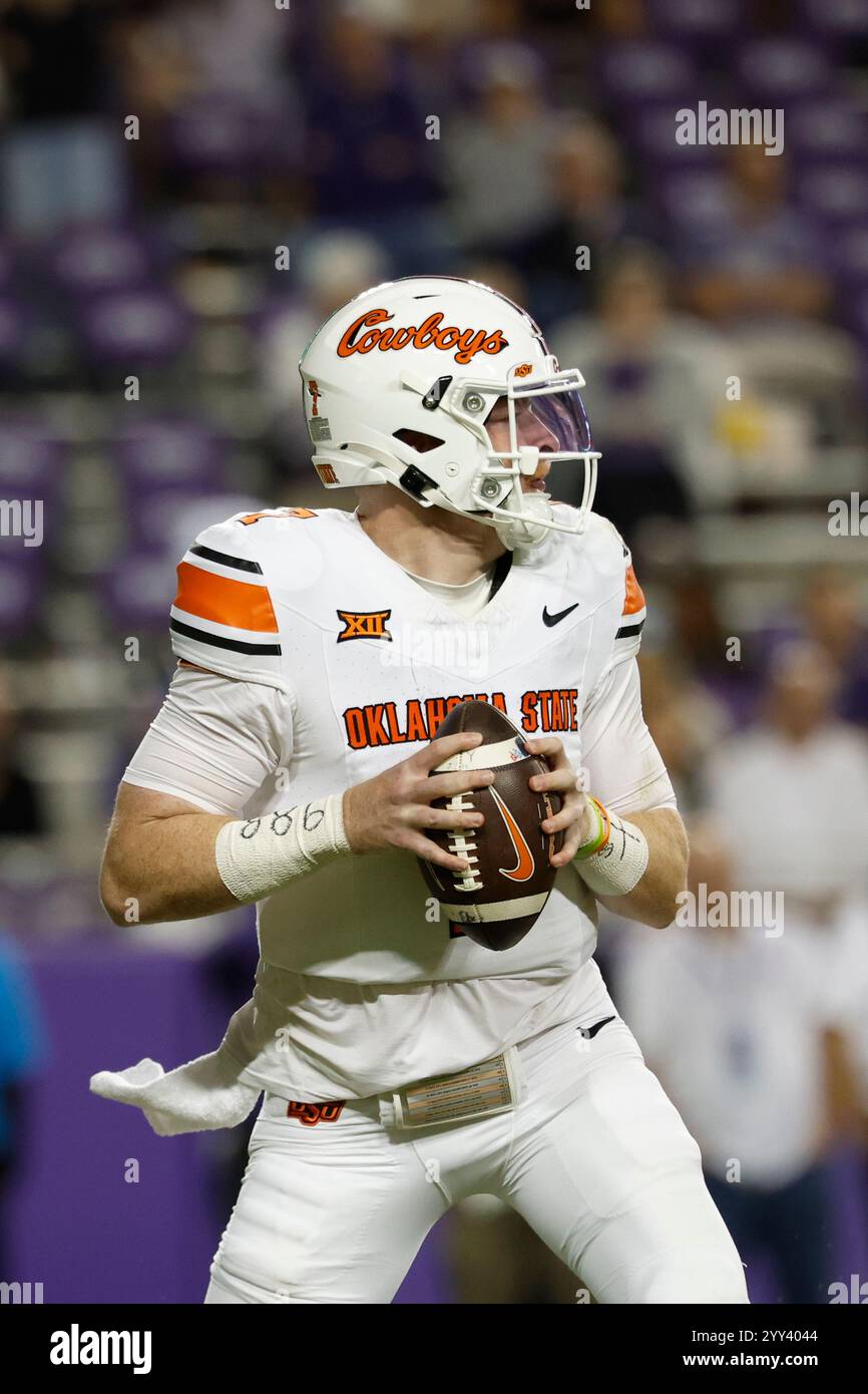Oklahoma State quarterback Alan Bowman (7) looks to pass during an NCAA ...