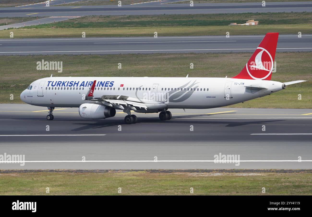ISTANBUL, TURKIYE - SEPTEMBER 02, 2023: Turkish Airlines Airbus A321-231 (7242) landing to ...