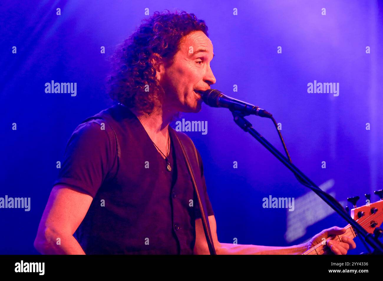 Stephan Brings von Brings live beim Weihnachtskonzert - Leise rieselt ...