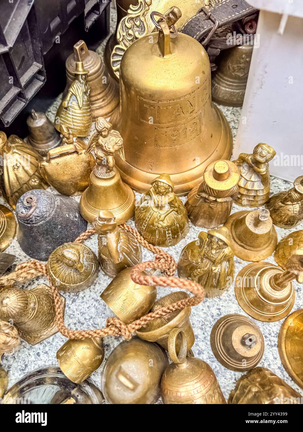 Bellcollecting hi-res stock photography and images - Alamy